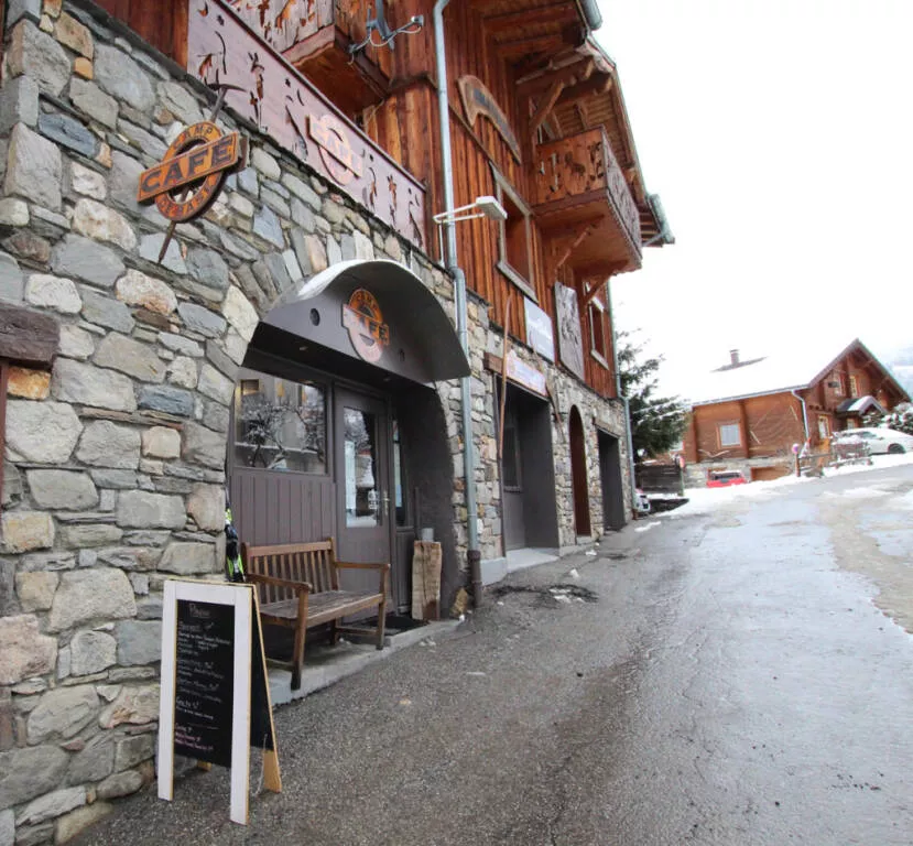 Camp de Base Café Montchavin - Les Coches : Bars and Pubs in Montchavin ...